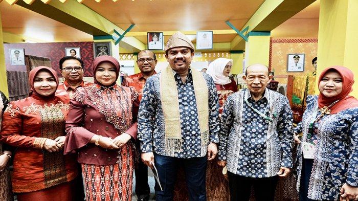 Stand Provinsi Kalbar Curi Perhatian Menteri Kabinet Merah Putih di ...