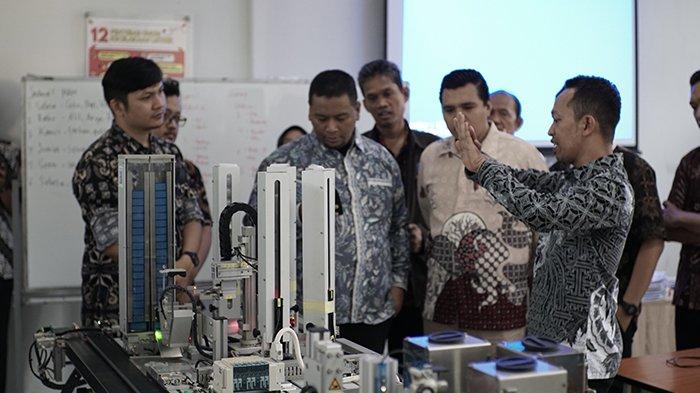 Studi Tiru Implementasi 4.0, Politeknik STMI Jakarta Kunjungi SMK SMTI ...