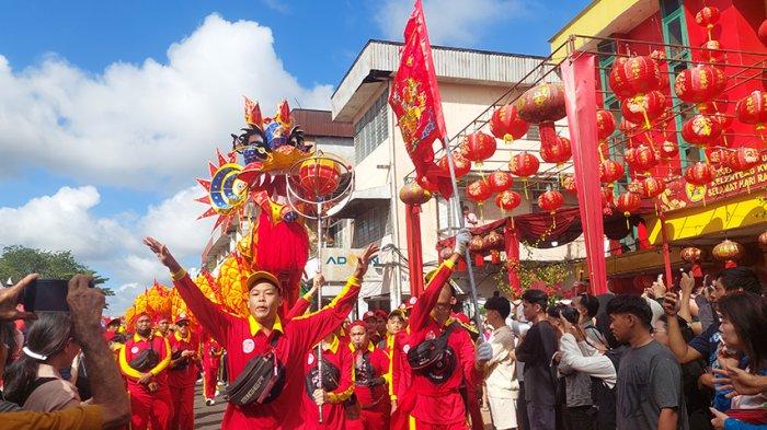 Ribuan Orang Padati Jalan Diponegoro Pontianak Saksikan Ritual Buka Mata Naga Jelang Cap Go Meh ...