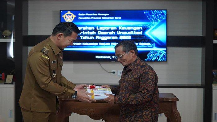 Bupati Kapuas Hulu Serahkan LKPD 2023 ke BPK RI Kalbar - Tribunpontianak.co.id