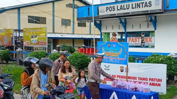 Satlantas Polres Melawi Bagikan Takjil Gratis untuk Pengguna Jalan di Bulan Suci Ramadhan ...