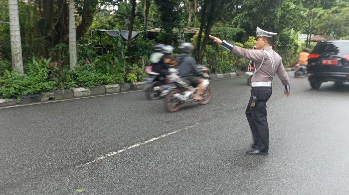 Personel Polsek Pontianak Selatan Melakukan Pengaturan Arus Lalu Lintas untuk Cegah Kemacetan ...