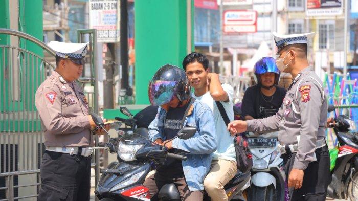 Satlantas Polres Sintang Tertibkan Pengendara Yang Melawan Arus - Tribunpontianak.co.id