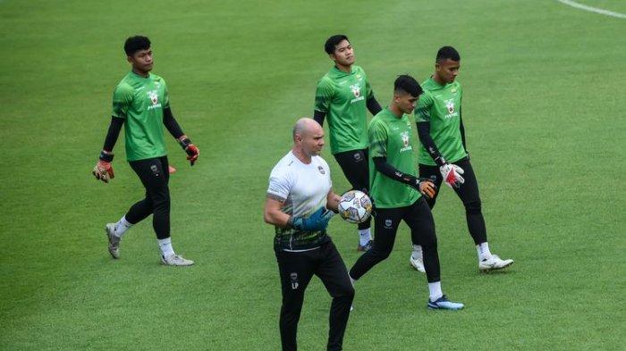 Persib Bandung Tidak Akan Rekrut Kiper Baru Meski Ditinggal I Made ...