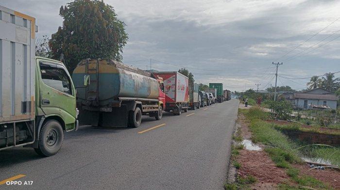Banjir dan Jalan Berlubang di Teluk Lais Sebabkan Macet Panjang, Warga Minta Perhatian ...