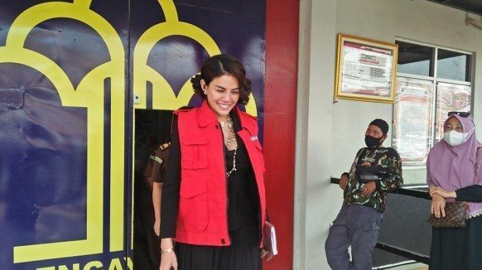 Kenakan Rompi Tahanan, Penampilan Nikita Mirzani Saat Sidang Kian Modis dan Kece ...