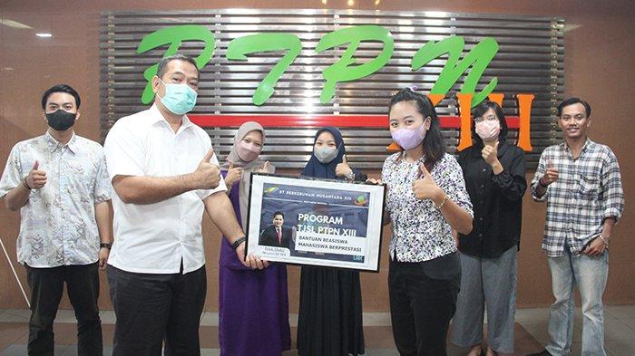 Melalui PTPN XIII, Holding Perkebunan Serahkan Beasiswa Kepada ...