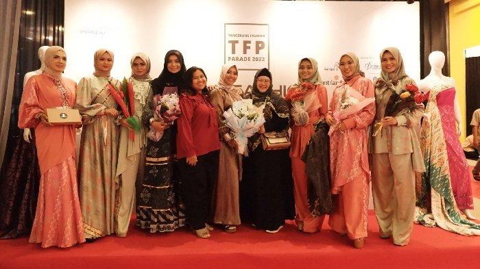 Lestarikan Adat Budaya, Melati Burlian Pilih Motif Ular Berkepala Dua ...