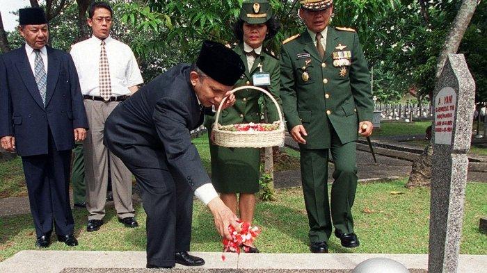 Menabur Bunga di Atas Pusara hingga Cucur Mawar di Makam Ziarah Kubur ...
