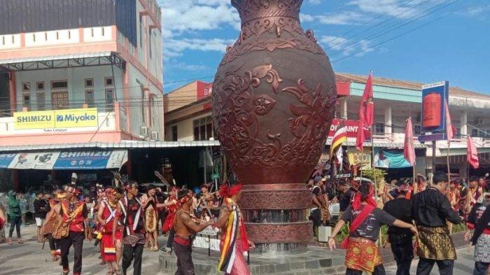 Polres Singkawang Lakukan Pengamanan Pawai Budaya Dayak Naik Dango XXIV di Kota Singkawang 2024 ...