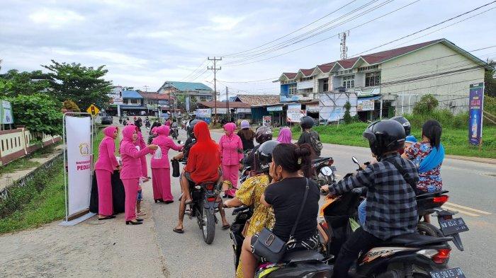 Kapolsek Nanga Pinoh dan Bhayangkari Bagikan Takjil Gratis untuk Pengguna Roda Dua dan Roda ...