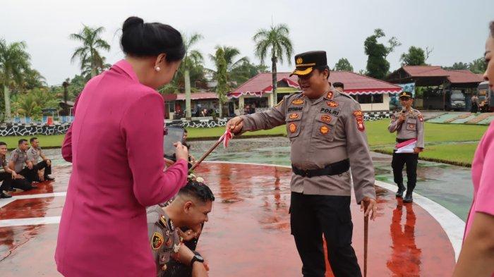 Diguyur Hujan, Kenaikan Pangkat 26 Personel Polres Landak Sukses - Tribunpontianak.co.id
