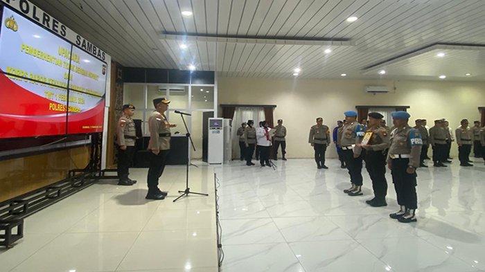 Seorang Anggota Polres Sambas di- PTHD, Satu Anggota Terima Kenaikan Pangkat - Tribunpontianak.co.id