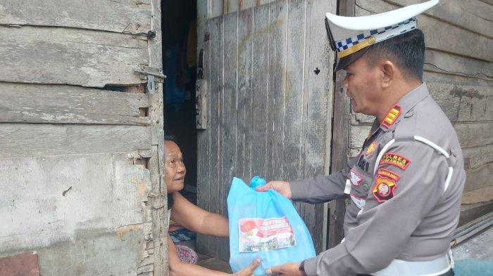 Berbagi Berkah di Bulan Ramadan, Satlantas Polres Singkawang Bagikan Paket Sembako kepada Warga ...