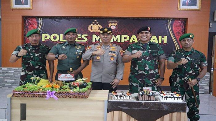 Dandim 1201/Mph dan Para Danyon Serbu Polres Mempawah, Berikan Kejutan Hari Bhayangkara ke-77 ...