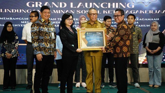 Gubernur Kalbar Serahkan Paritrana Award, RSU Harapan Bersama Terima Penghargaan ...