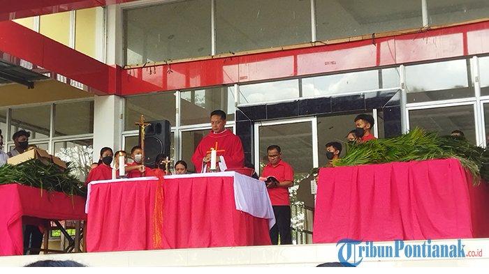 Ribuan Umat Katolik di Landak Ikuti Misa Minggu Palma di Paroki Salib ...