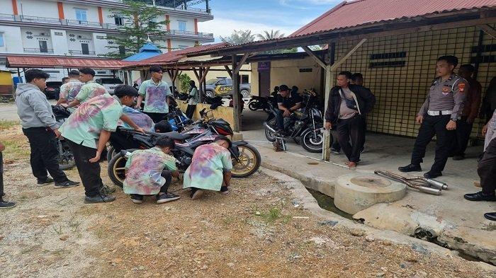 Pawai Kelulusan Pakai Motor Berknalpot Brong, Puluhan Pelajar SLTA di Sungai Pinyuh Terjaring ...