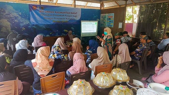 Menjaga Keamanan Pangan IKA Unhas Kalbar Gelar Pelatihan Penjamah ...