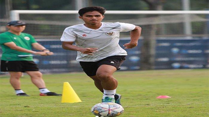 PROFIL Muhammad Akrom Pemain Persikab Bandung Dipercaya Shin Tae-yong ...