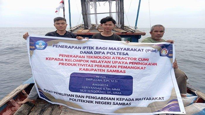 Nelayan Pemangkat Terima Bantuan Atraktor Cumi dari Dosen Poltesa ...