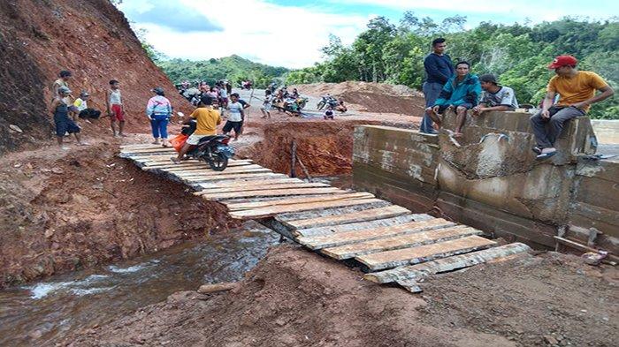 Akibat Longsor Jalan di Kecamatan Ella Hilir Melawi Putus, Warga Swadaya Bangun Jembatan Darurat ...