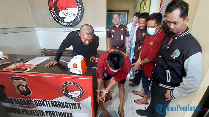 Satreskoba Polresta Pontianak Musnahkan 120 Gram Sabu, Tersangka Residivis Kambuhan ...