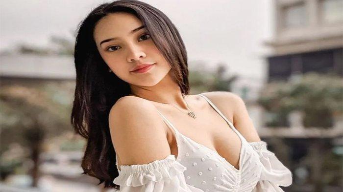 Pesona Anya Geraldine Dalam Gala Premier Film Layangan Putus Bersama Reza Rahadian ...