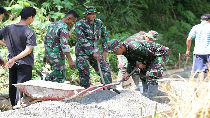 Paldam XII/Tpr Karya Bakti Bangun Jalan Rabat Beton di Anjongan ...