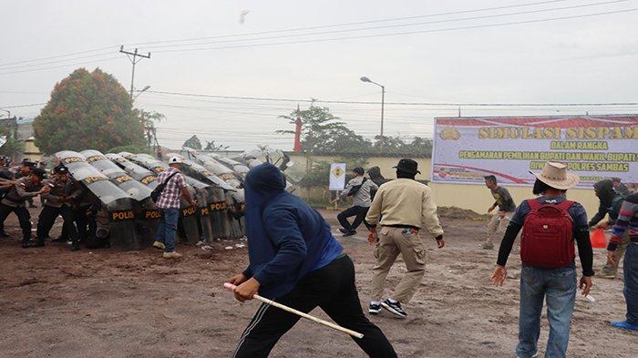 Polres Sambas Gelar Simulasi Sispamkota Pengamanan Pilkada Serentak 2024 - Tribunpontianak.co.id