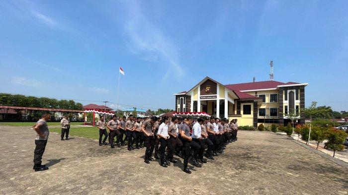 Personel Polres Kapuas Hulu Latihan Pengendalian Massa untuk Persiapan Pemilu Damai 2024 ...