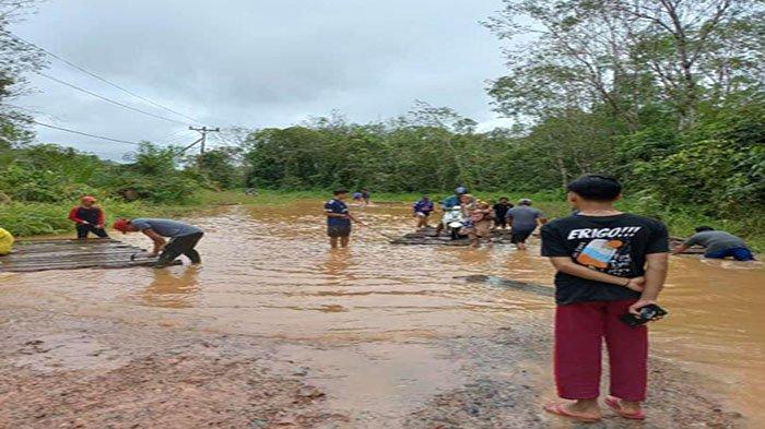 Banjir Makin Tinggi, Jalan Provinsi Nanga Pinoh - Ella Hilir Terendam ...