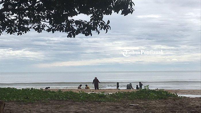 Pantai Cemara Paloh Ramai Dikunjungi Wisatawan Selama Libur Idul Adha 1444 H - Tribunpontianak.co.id