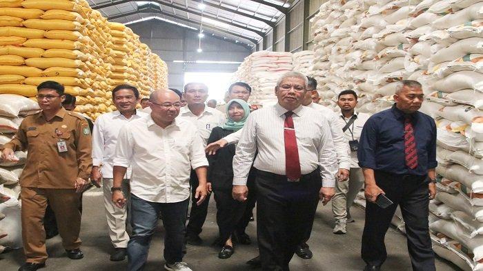 Pj Gubernur Kalbar Sidak Gudang Beras Swasta di Kubu Raya, Pastikan ... Pj Gubernur Kalbar Sidak Gudang Beras Swasta di Kubu Raya, Pastikan ...