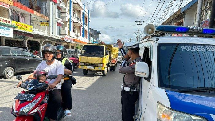 Polantas Polres Singkawang Berikan Penerangan Keliling di Jalan Raya ...