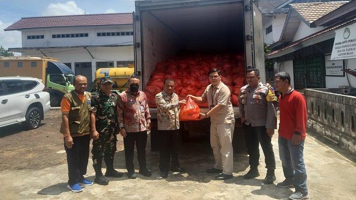 Bantuan 600 Paket Sembako Untuk Korban Banjir di Kabupaten Melawi - Tribunpontianak.co.id