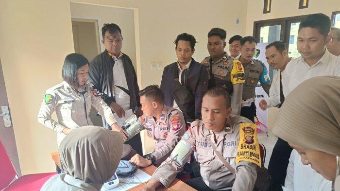 Tim Kesehatan Polres Kubu Raya Periksa Kesehatan Personel Operasi Mantap Brata Kapuas 2024 ...