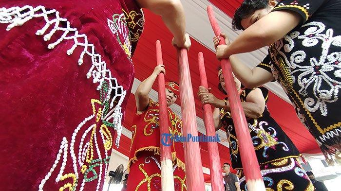 Mengenal Budaya Menumbuk Padi Dari Masyarakat Dayak - Tribunpontianak.co.id
