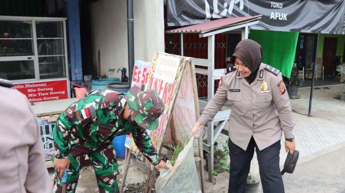 Polres Sambas Gandeng TNI hingga Aparat Desa Jagur Bersihkan Pasar Pagi - Tribunpontianak.co.id