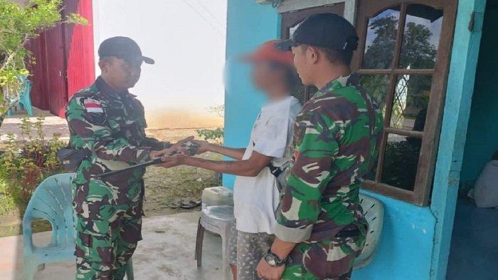 Warga Beduai Sanggau Serahkan Satu Pucuk Senpi Rakitan ke Satgas Pamtas RI-MLY Yonif 645/Gty ...