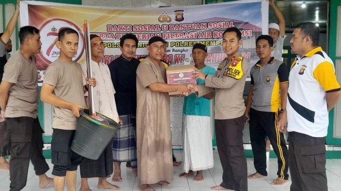 Sambut Hari Bhayangkara Ke-78, Kapolsek Anjongan Bersama Personel Laksanakan Baksos di Tempat ...