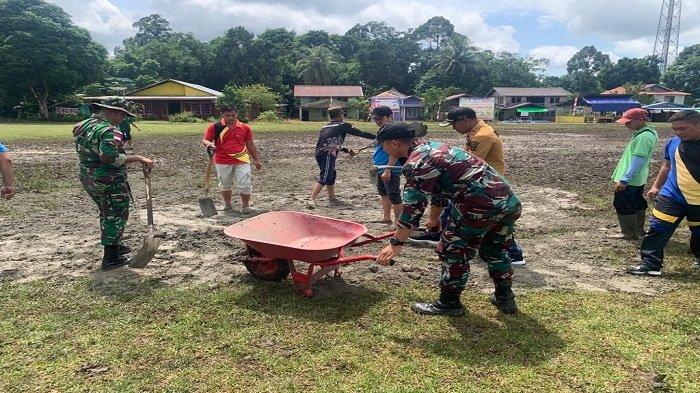 Satgas Pamtas Yonif 645/GTY Bersama Masyarakat Perbatasan Benahi ...