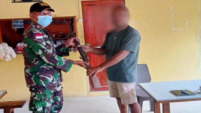 Warga Perbatasan Kembali Serahkan Senpi Rakitan kepada Satgas Pamtas Yonif 645/GTY ...