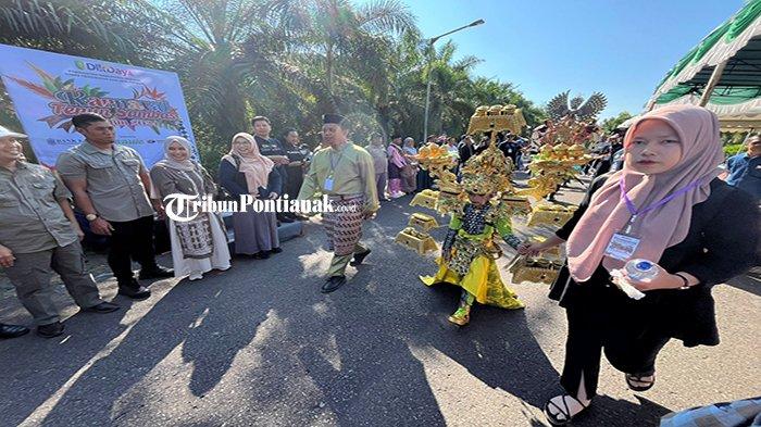 Bupati Satono Ingin Keunikan Tenun Sambas Ditumbuh Kembangkan - Tribunpontianak.co.id