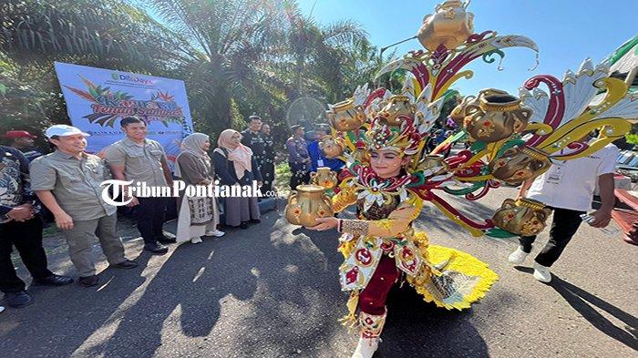 Diikuti Anak-anak dan Dewasa, 34 Peserta Meriahkan Karnaval Tenun Sambas - Tribunpontianak.co.id