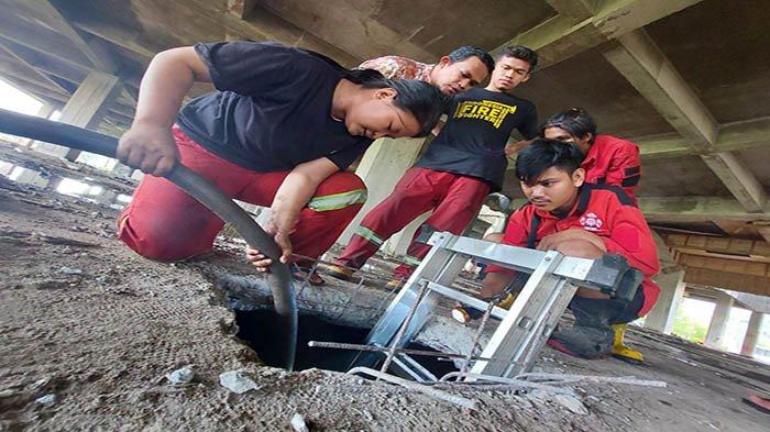 Api Membakar Gedung Mangkrak RS Untan Padam, Petugas Buat Lubang ...