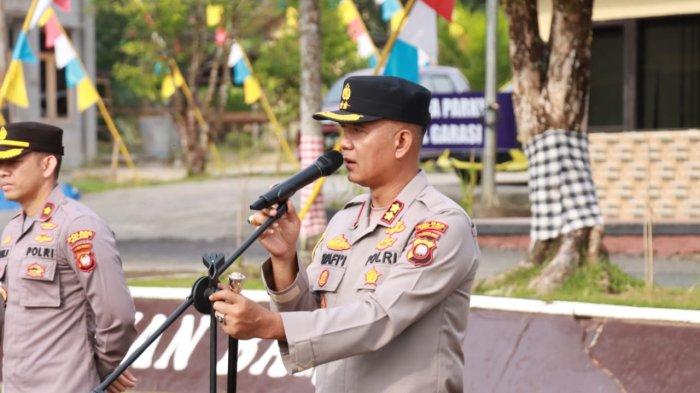 Pimpin Apel, Kapolres Melawi Ingatkan Personelnya Harus Siap Dalam Tantangan Pelaksanaan Tugas ...