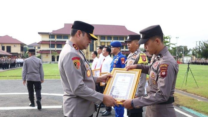 Kapolda Kalbar Berikan Piagam Penghargaan kepada Tiga Personel Polres Kapuas Hulu yang ...