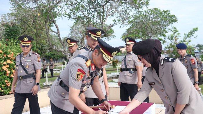 Polda Kalbar Gelar Upacara Ziarah Makam Pahlawan dan Tabur Bunga Sambut Hari Bhayangakara ke-78 ...