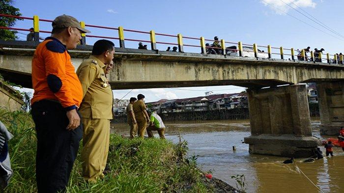 Pj Bupati Landak Apresiasi Pembersihan Kayu di Pondasi Jembatan Lama ...